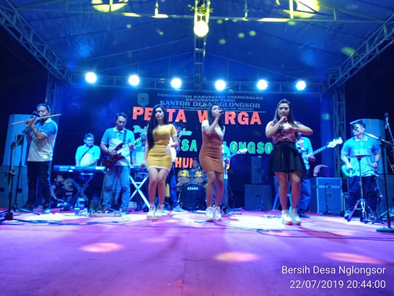 Pentas Kesenian Dangdut di hari ketiga Bersih Desa Nglongsor bersama ...
